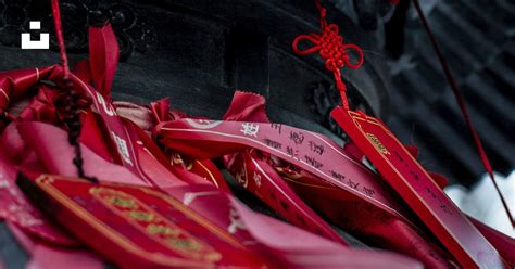 빨간 리본이 달린 큰 금속 물체의 클로즈업 사진 Unsplash의 무료 축복 이미지