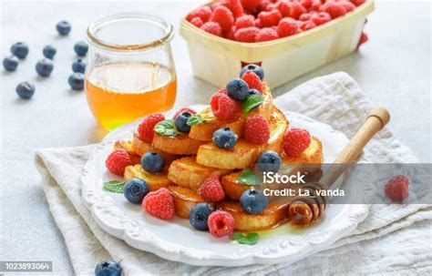 전통적인 아침꿀과 신선한 딸기 프렌치 토스트라스베리와 테이블에 흰 접시에 블루베리 0명에 대한 스톡 사진 및 기타 이미지 0명 건강한 생활방식 과일 Istock