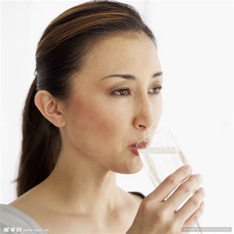 喝饮料的美女摄影图 人物摄影 人物图库 摄影图库 昵图网