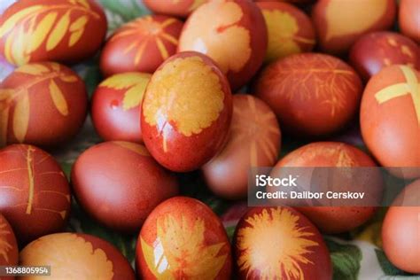 붉은 천연 염료와 허브 프린트 패턴의 전통적인 부활절 달걀 건강한 식생활에 대한 스톡 사진 및 기타 이미지 건강한 식생활 계절 기독교 Istock