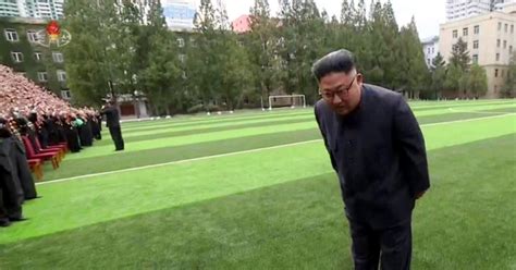 고개숙여 인사하는 김정은 국무위원장