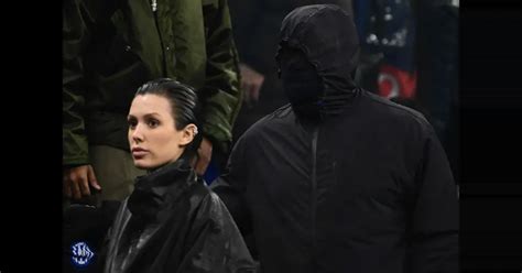 Канье Уэст в полностью закрытой маске и Бьянка Цензори в глухом плаще посетили футбольный матч