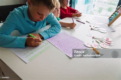 숫자를 배우고 계산하는 아이들 수학 개념을 배우는 소년과 소녀 소년에 대한 스톡 사진 및 기타 이미지 소년 아이 학습 Istock