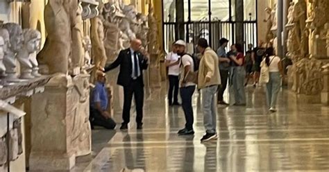 1900년된 흉상 와장창 바티칸 박물관 유물 부순 美 관광객