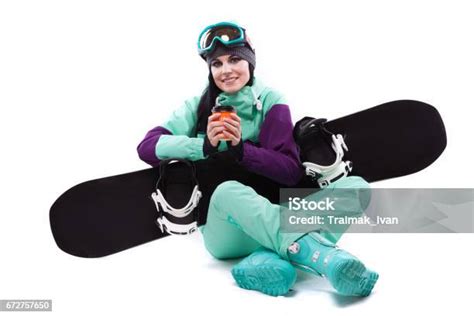 보라색 스키 의상과 스키 안경을 쓴 젊은 예쁜 여자 검은 색 스노우보드를 들고 갈색 머리에 대한 스톡 사진 및 기타 이미지 갈색 머리 겨울 계절 Istock