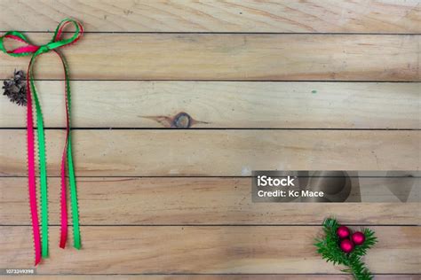 빨강과 녹색 리본 녹지와 붉은 열매 나무로 되는 판금에 활 0명에 대한 스톡 사진 및 기타 이미지 0명 12월 강림절 Istock