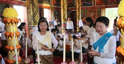 លោកជំទាវ ម៉ែន សំអន ប្រគេនទៀនព្រះវស្សា និងទេយ្យទានដល់