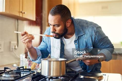 나무 숟가락을 사용하여 요리하는 동안 음식을 맛보는 남자의 샷 소스에 대한 스톡 사진 및 기타 이미지 소스 시식 요리하기 음식 준비 Istock