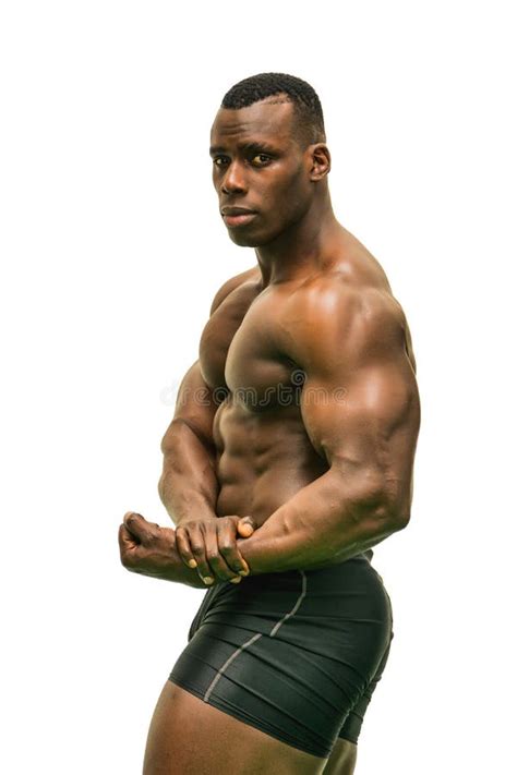 Красивый черный мужской культурист представляя в спортзале Стоковое Изображение изображение