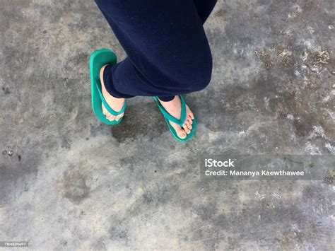 아름다움과 패션 컨셉 발과 다리는 위에서 볼 수 있습니다 개념에 대한 스톡 사진 및 기타 이미지 개념 개인 장식품 거리 Istock