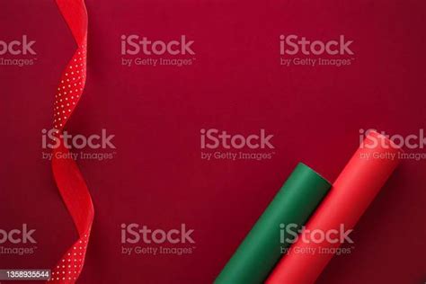 크리스마스 플랫 레이 와 휴일 디자인 개념 플랫 평신도 상단보기로 빨간색 종이 배경에 장식 장식 및 Xmas 선물 포장 12월에 대한 스톡 사진 및 기타 이미지 Istock