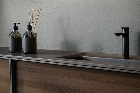 3d는 수도꼭지 아침 햇살 벽 우아함이 있는 욕실의 검은색 세라믹 세면대 조리대에 원근감 있는 빈 공간을 닫습니다 0명에 대한 스톡 사진 및 기타 이미지 Istock