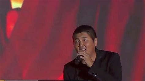 孙楠演唱经典老歌《红旗飘飘》，唱出浓浓的爱国精神音乐流行乐好看视频