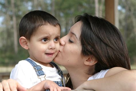 Beso De Las Madres Imagen De Archivo Imagen De Afecto Hijo 80243