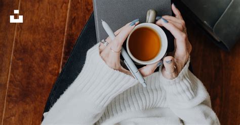 노트북과 커피 한 잔을 들고 바닥에 앉아 있는 사람 사진 Unsplash의 무료 차 이미지