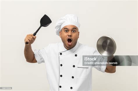 요리사 전사 젊은 아시아 남자 마스터 셰프 들고 무장 하고 요리 에 외출 준비 주방 용품 터너와 냄비 뚜껑 부엌 레스토랑에서
