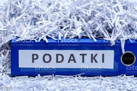폴란드 비문 세금이 새겨진 바인더 분쇄기의 문서 조각으로 둘러싸여 있습니다 0명에 대한 스톡 사진 및 기타 이미지 0명 갈기갈기 찢어진 개념 Istock