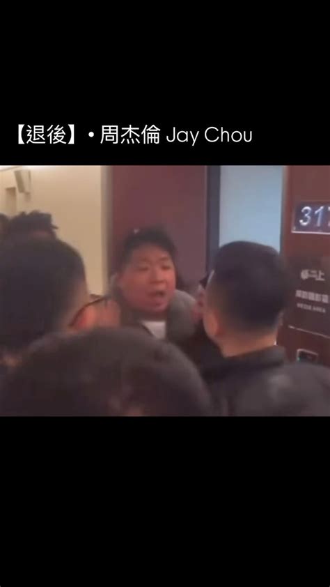 曾敬曄 這是一個不公平的比賽啊 欸笑死人欸 他剛剛打我我有退嗎 我一步都沒有退欸 欸你們裁判是怎麼判的啊 欸不是 我一步都沒有退然後判我輸喔 被我打到流鼻血的贏喔 有沒有邏輯啊不是啊 我把