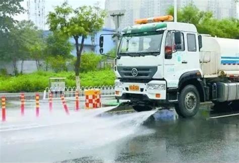 下雨天洒水车为什么还在洒水 有驾