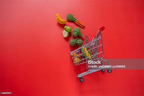 음식 가격 야채와 과일 가격 Increasefood Crisis식료품과 빨간색 배경에 위쪽 화살표가 있는 슈퍼마켓 트롤리 식품 소비자 바구니 개념 빨간색 배경에 대한 스톡