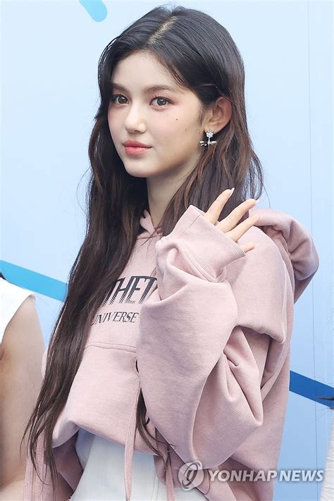 손인사하는 뉴진스 다니엘 연합뉴스