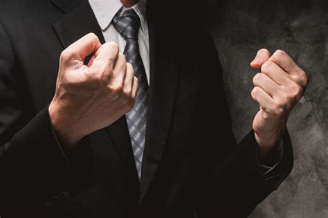 그런 지 회색 바탕에 손 제스처와 검은 양복에 사람의 닫습니다 개념에 대한 스톡 사진 및 기타 이미지 개념 경영자 긍정적인 감정 표현 Istock