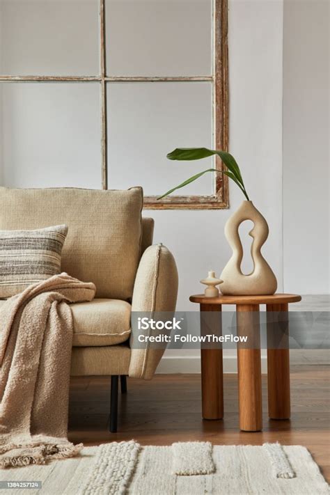 현대적인 거실 인테리어 세부 사항의 미니멀 한 구성 나무 쪽 테이블에 창조적 인 꽃병 홈 스테이징 템플렛 공간을 복사합니다 N