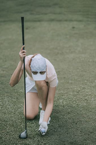 아시아 중국 여자 골퍼 무릎을 꿇고 아래로 퍼팅 골프 공 에 티 오프 준비 Golf Tournament에 대한 스톡 사진 및 기타 이미지 Golf Tournament