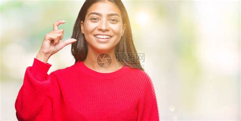 年轻美丽的阿拉伯女人穿着冬季毛衣高清图片下载 正版图片505455082 摄图网