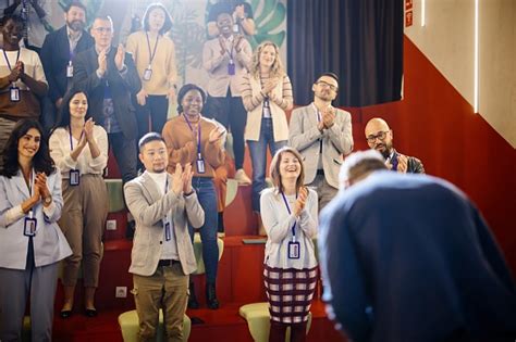 비즈니스 컨퍼런스에서 남성 발표자에게 박수를 보내는 청중 청중에 대한 스톡 사진 및 기타 이미지 청중 박수갈채 사람들