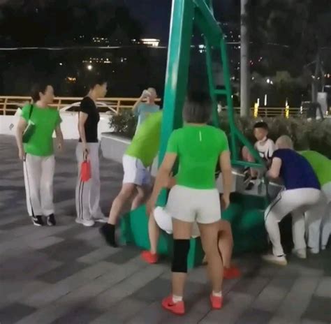 大叔大妈为跳广场舞搬走篮球架，这是人干的事吗？ 哔哩哔哩