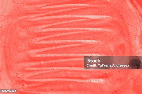 얼굴 및 바디 토닝 스크럽 정화의 화장품 텍스처 한방 피부 화장품 크림 이나 젤 커널 입자 닫습니다 생활에서 유행 배경 2019 년의 산호 색깔 0명에 대한 스톡 사진 및