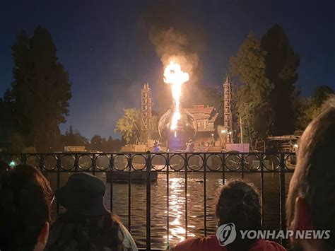 불 뿜는 용 진짜로 활활…美디즈니랜드서 6명 부상 연합뉴스 나무뉴스