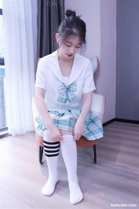 初夏女神 No 013 念念 常规s码绿色jk套搭配小白鞋[126p 1v／5 82gb] 套图岛