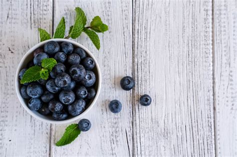 나무 테이블에 신선한 블루 베리의 그릇 건강한 라이프스타일을 위한 유기농 블루베리와 민트 잎 위쪽 보기 0명에 대한 스톡 사진 및 기타 이미지 Istock