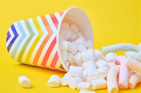 마시멜로는 노란색 배경에 기하학적 패턴으로 휴일 종이 컵에서 중퇴하고 공간을 복사합니다 겨울에 대한 스톡 사진 및 기타 이미지 겨울 미식가 바로 먹을 수 있는