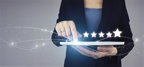 평가 또는 순위 평가 및 분류 아이디어를 향상시크립니다 디지털 홀로그램 다섯 별 5 회색 배경에 등급 기호와 사업가 손에 흰색 태블릿 고객 경험 개념 계급에 대한 스톡 사진