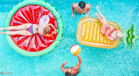 수영장 내부에 어 릴로 볼을가지고 노는 행복 한 친구여름 휴가 휴가를 즐기는 젊은 사람들여행 세대 동향 청소년 라이프 스타일 우정과 열 대 개념 건강한 생활방식에 대한 스톡