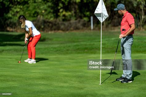 여자와 골프를 치는 남자 퍼팅 여자 2명에 대한 스톡 사진 및 기타 이미지 2명 골프 골프 선수 Istock