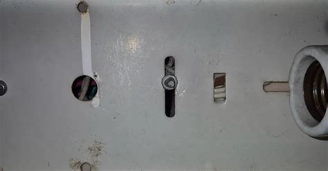 기존 나사가 수리하기 어렵게 시공되어 있어서 자가 수리가 어려웠는데 빠르게 와주시고 매너있는 고수님이셔서 기분좋게 수리했습니다 앞으로도 전기 문제 생기면 연락드리겠습니다