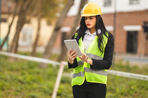 새로운 프로젝트에서 작업하고 디지털 태블릿을 사용하는 설계자 건설 산업에 대한 스톡 사진 및 기타 이미지 건설 산업 건설 현장 건축 Istock