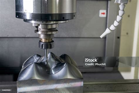 Cnc 밀링 머신은 단단한 볼 엔드 밀 도구로 사출 샘플 부품을 절단합니다 0명에 대한 스톡 사진 및 기타 이미지 0명