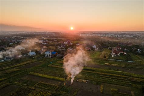 건조한 잔디와 짚 수염에서 농업 폐기물 모닥불의 공중 보기 지구 온난화와 발암 물질을 일으키는 농지에서 건조한 계절 동안 두꺼운 연기 오염 공기로 굽기 건조한에 대한 스톡