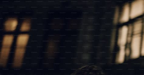 오래된 건물의 저녁 도시 거리에서 포옹하는 사랑에 빠진 세련된 집시 커플 여자와 남자가 부드럽게 키스 낭만적 인 프랑스 분위기의 순간 사랑 분위기 흐릿한 초점이