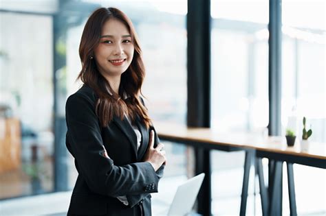 직장에서 컴퓨터와 재정 예산 문서를 사용하여 사업을 성공적으로 투자 한 행복한 미소 짓는 얼굴을 보여주는 여성 사업주의 초상화