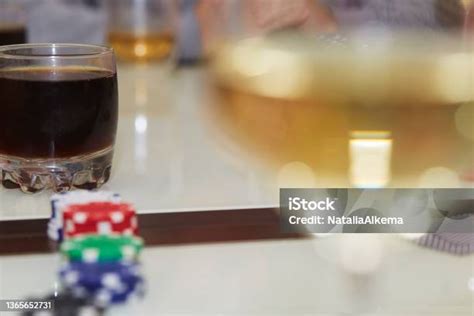 포커 배경 사진 도박 게임에서 흰색 테이블에 포커 주사위와 카드 위스키와 샴페인 잔 솔직한 순간 공간을 복사합니다 선택적 초점
