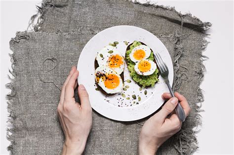 신선한 야채 아보카도 삶은 계란과 올리브 기름 및 빵과 호박 씨앗 샌드위치 건강 한 다이어트 또는 흰색 배경에 채식 음식 샐러드와 토스트에 Yolks입니다 상위 뷰 0명에