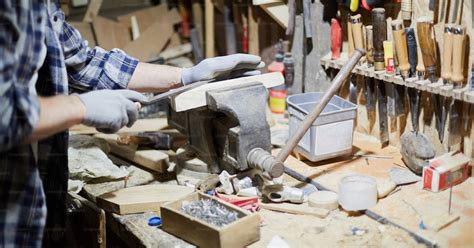 작업대 옆에 서서 기계 기계에서 목재 공작물을 처리하는 장갑의 마스터 사진 Unsplash의 목수 이미지