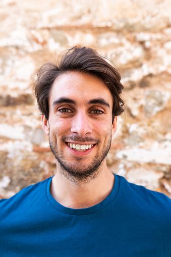 벽돌 돌 배경으로 카메라를 바라보는 행복한 젊은 백인 남자의 초상화 T 셔츠에 대한 스톡 사진 및 기타 이미지 T 셔츠 긍정적인 감정 표현 남성 Istock