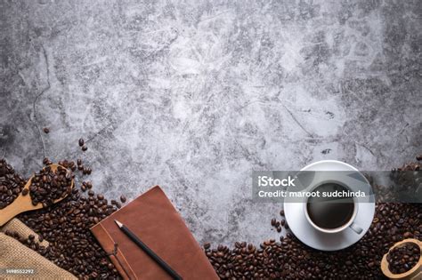 하얀 커피 컵에 뜨거운 커피를 넣고 나무 테이블에 놓인 많은 커피 원두를 닫습니다 0명에 대한 스톡 사진 및 기타 이미지 0